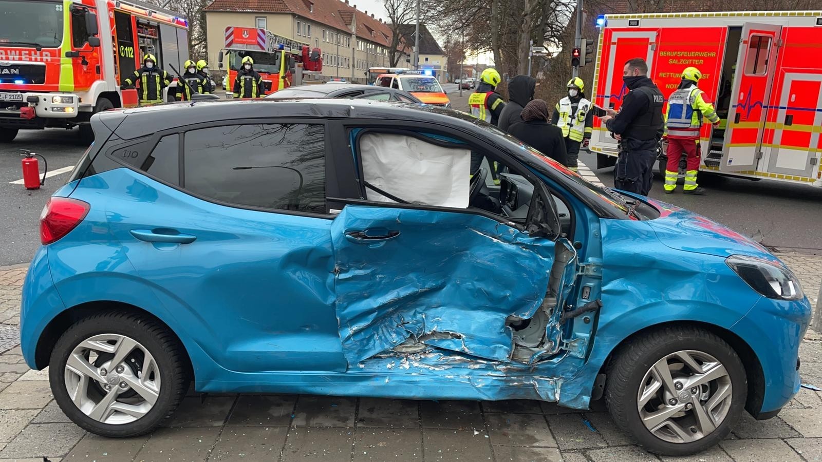 Salzgitter: Zwei Personen verletzten sich bei Autounfall leicht