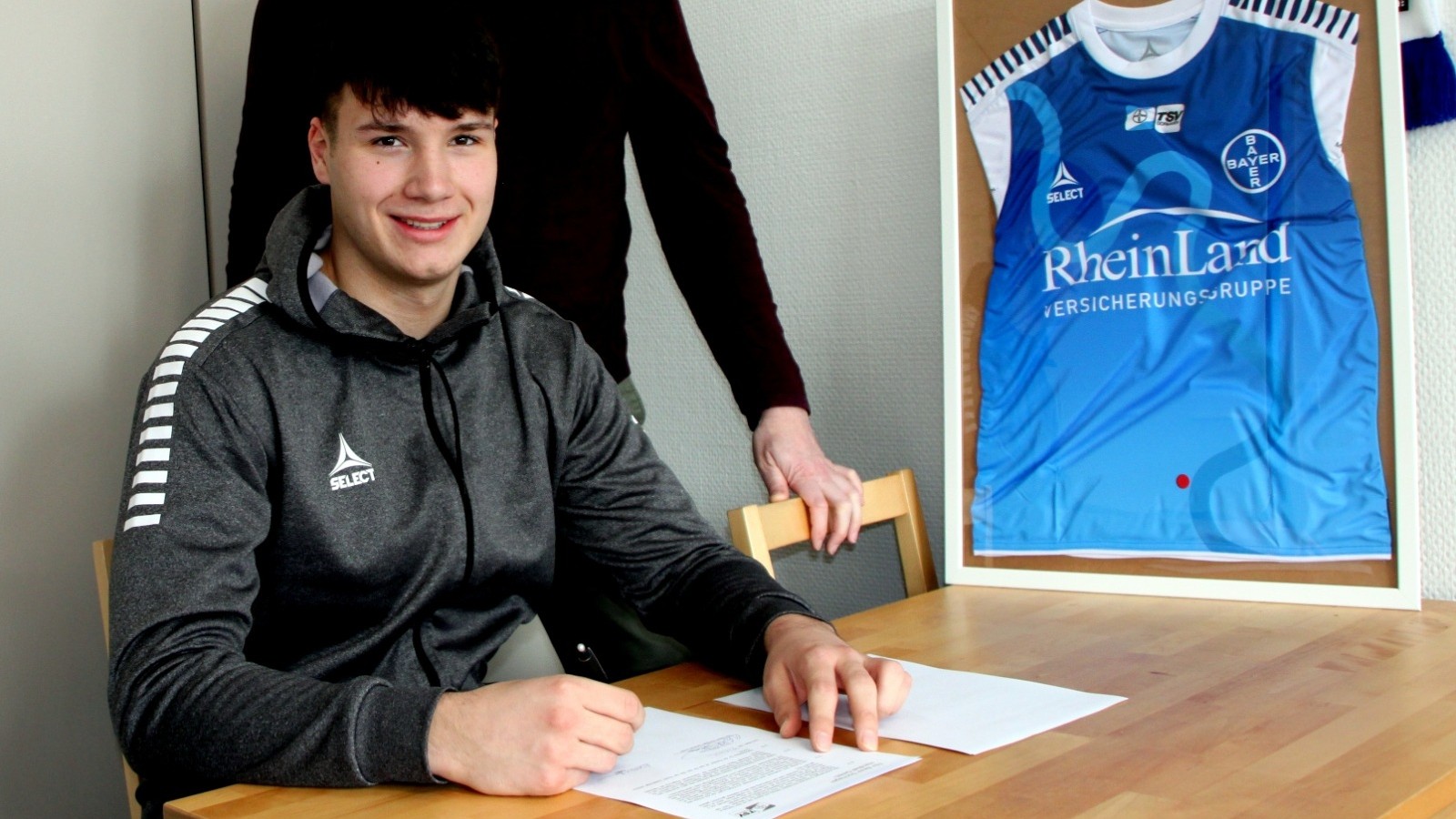 Aron Seesing unterzeichnet den ersten Profivertrag