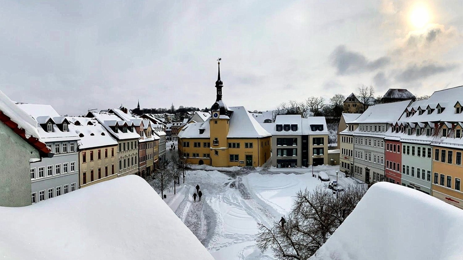 Apolda: Feuerwehr befreit Flachdach von Schneelast