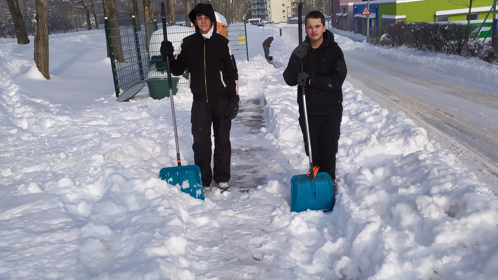 Philipp und Justin räumen den Schnee weg