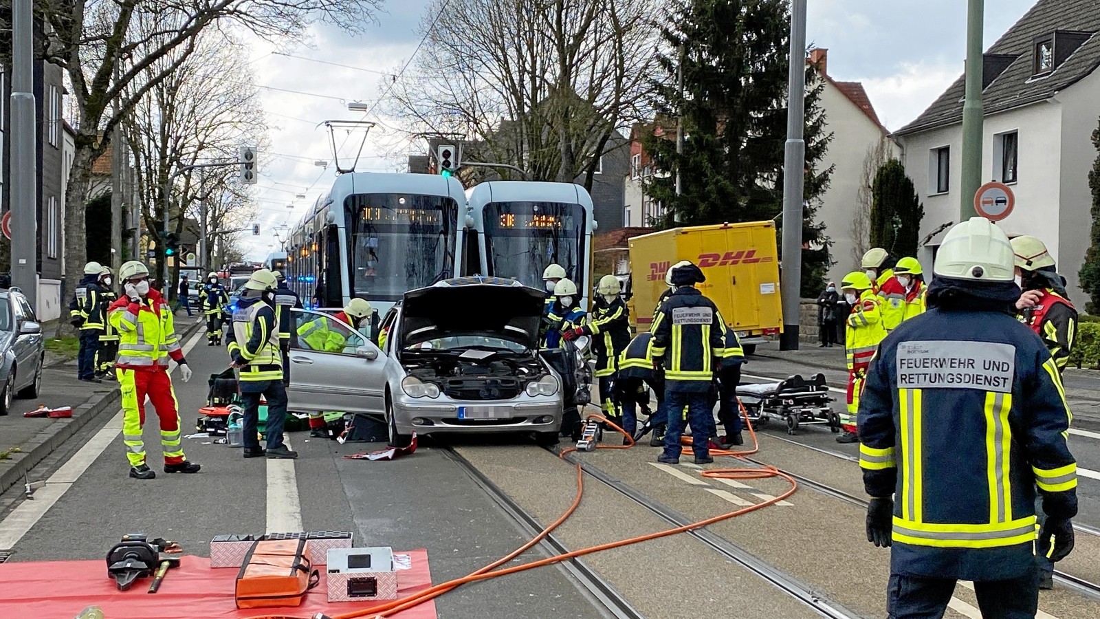Bochum: Autofahrer wendet und kollidiert mit Straßenbahn
