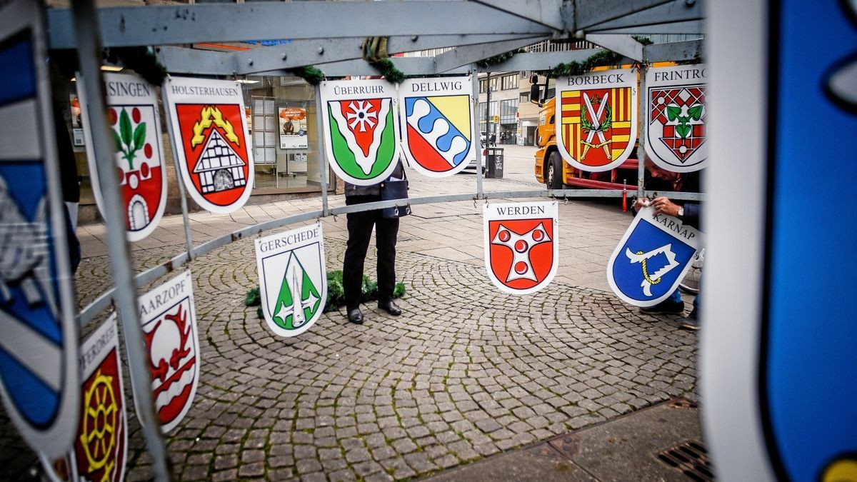 Neue Stadtteilwappen schmücken Maibaum in Essener City