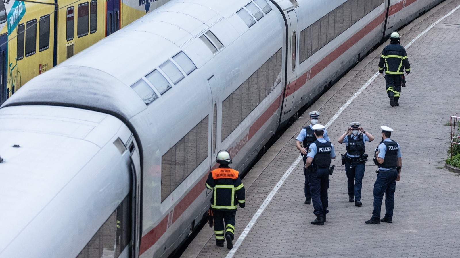Feueralarm im ICE: Evakuierung des Zuges im Bahnhof Harburg