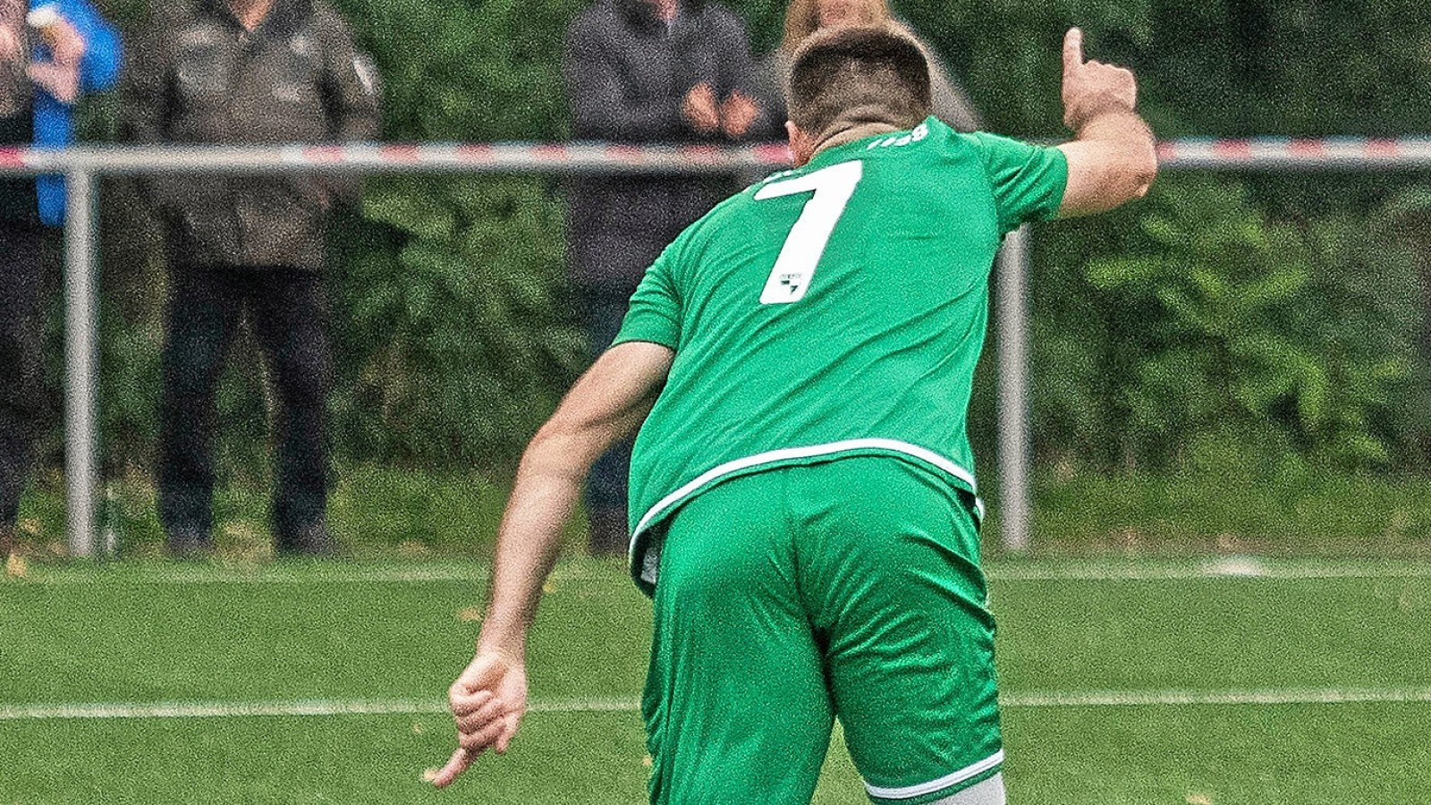 Daniel Bertram in der Spitze, und die SSV Buer feiert