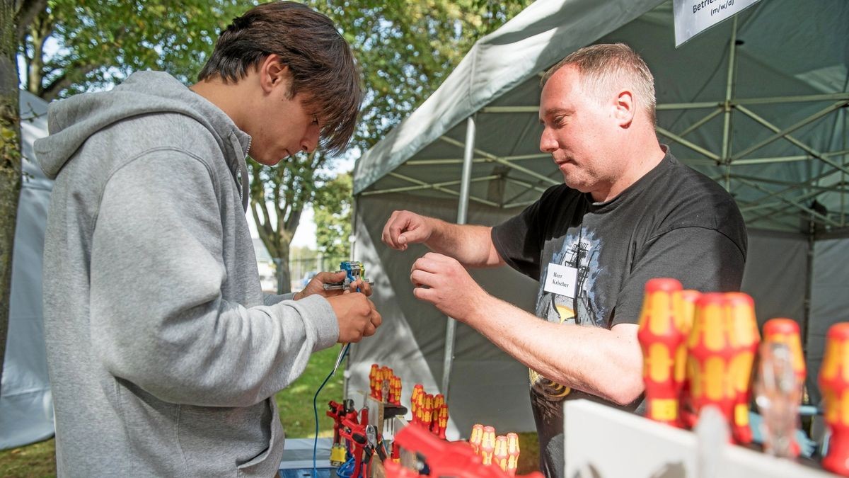 Kicker bekommt Angebot bei der Jobmesse auf dem Sportplatz