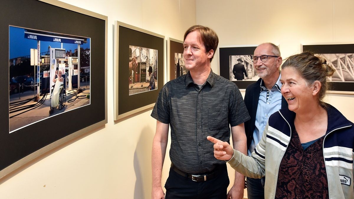 Drei Fotografierende zeigen ihre Werke in der Stadtgalerie