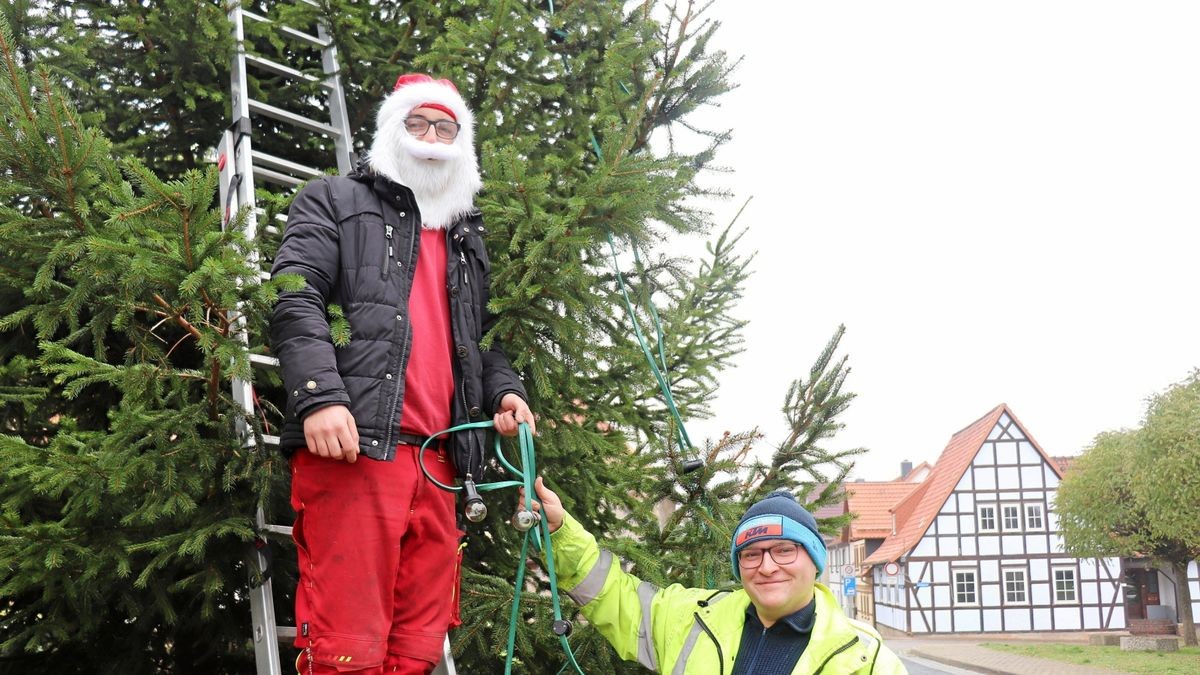 Weihnachtsbaum leuchtet in Obergebra
