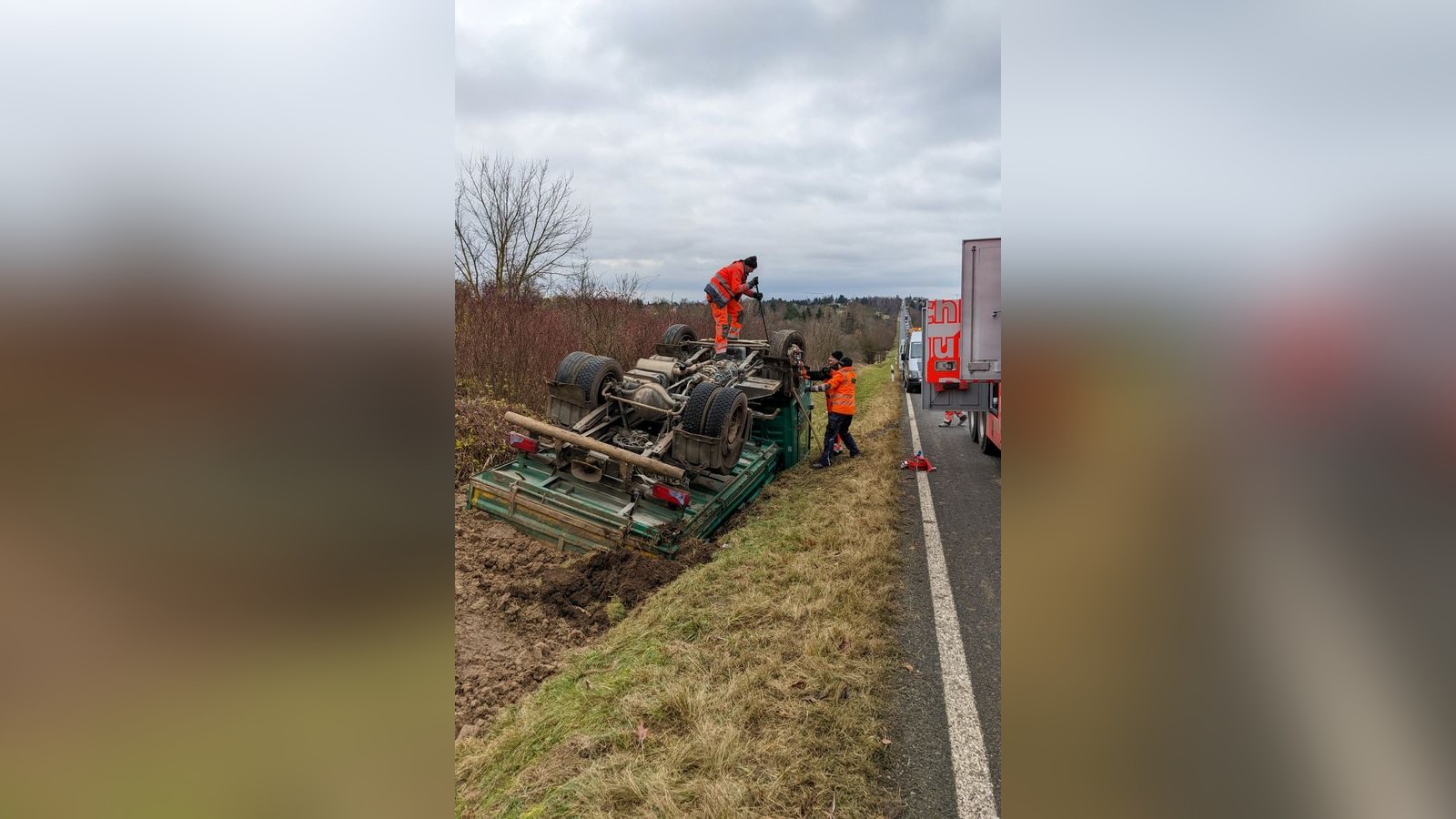Schwerer Unfall mit 12-Tonner auf B87 im Weimarer Land
