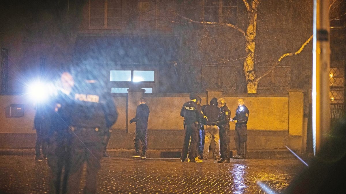 25 Feuerlöscher in alter Schule entleert: Geraer Polizei fasst fünf Jugendliche