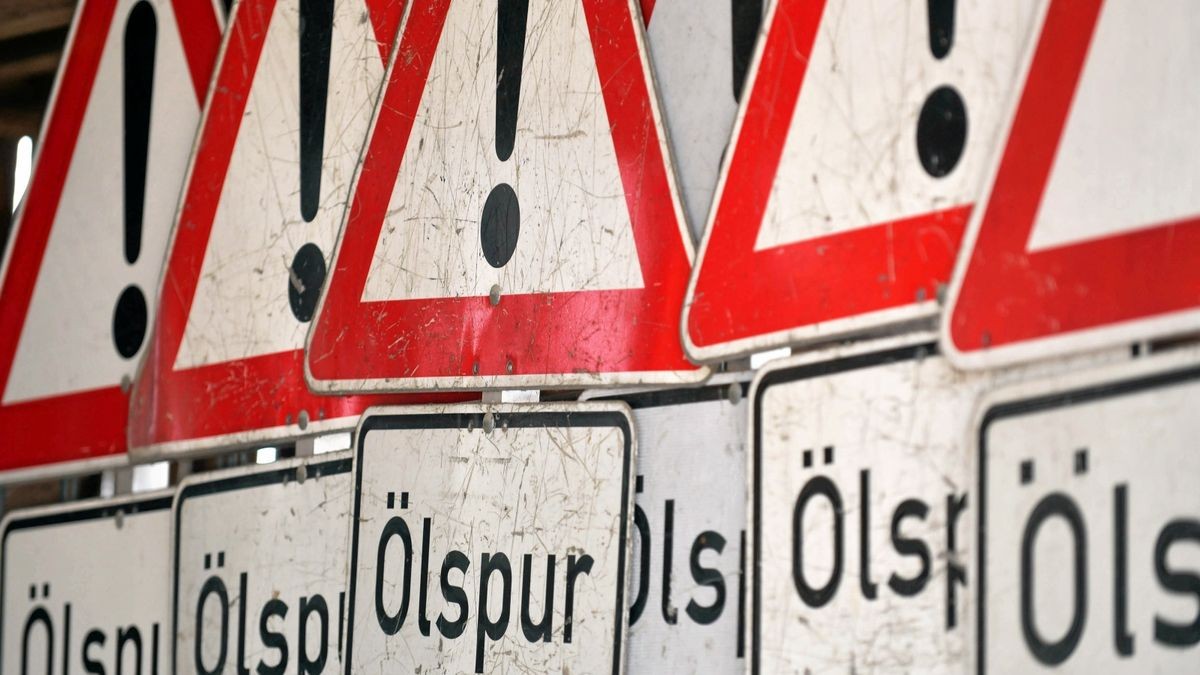 Ölspur auf Kölner Straße in Ennepetal: Feuerwehreinsatz