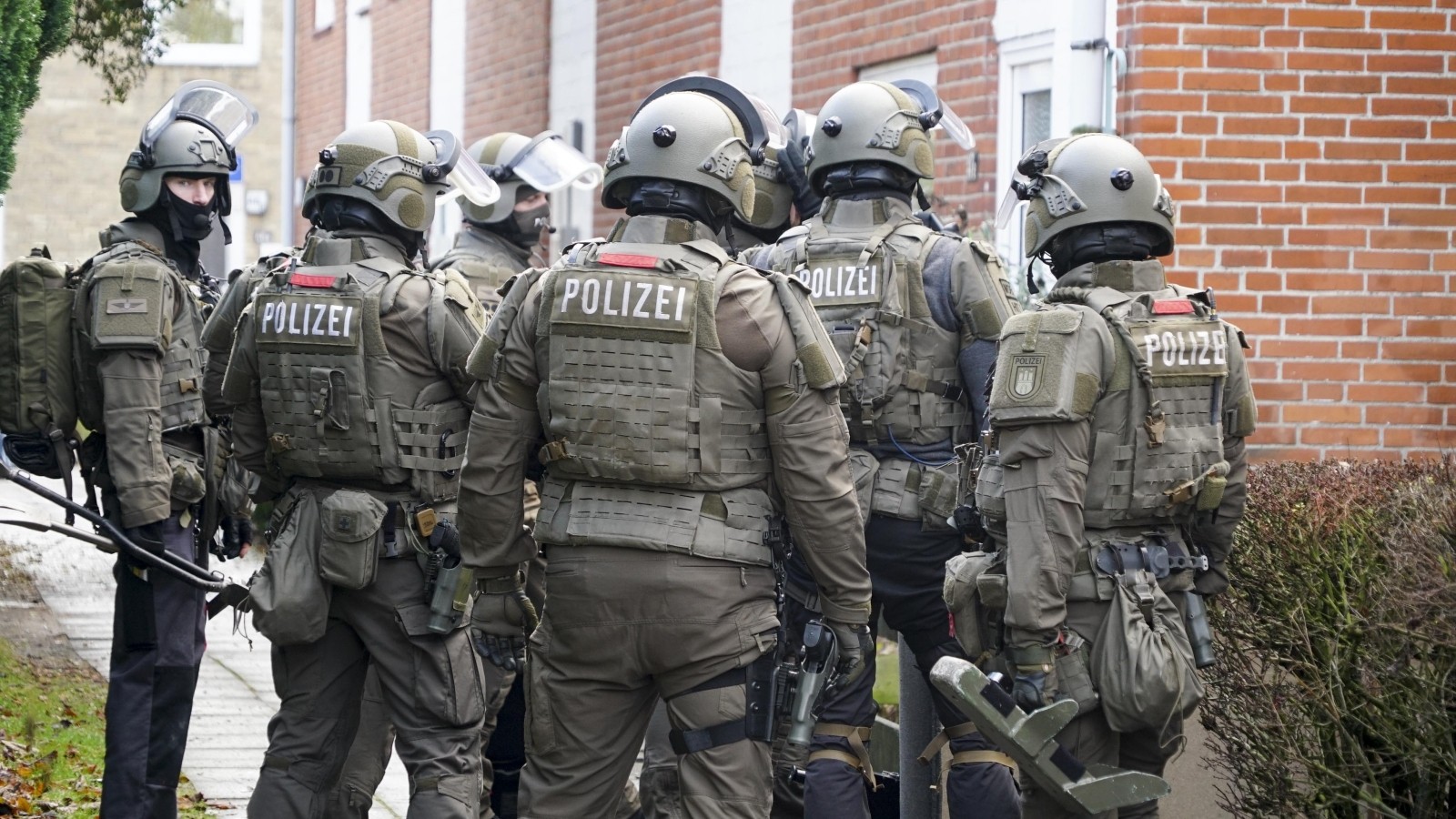 187 Strassenbande: Mit Waffe im Mercedes – Hamburger Rapper vor Gericht