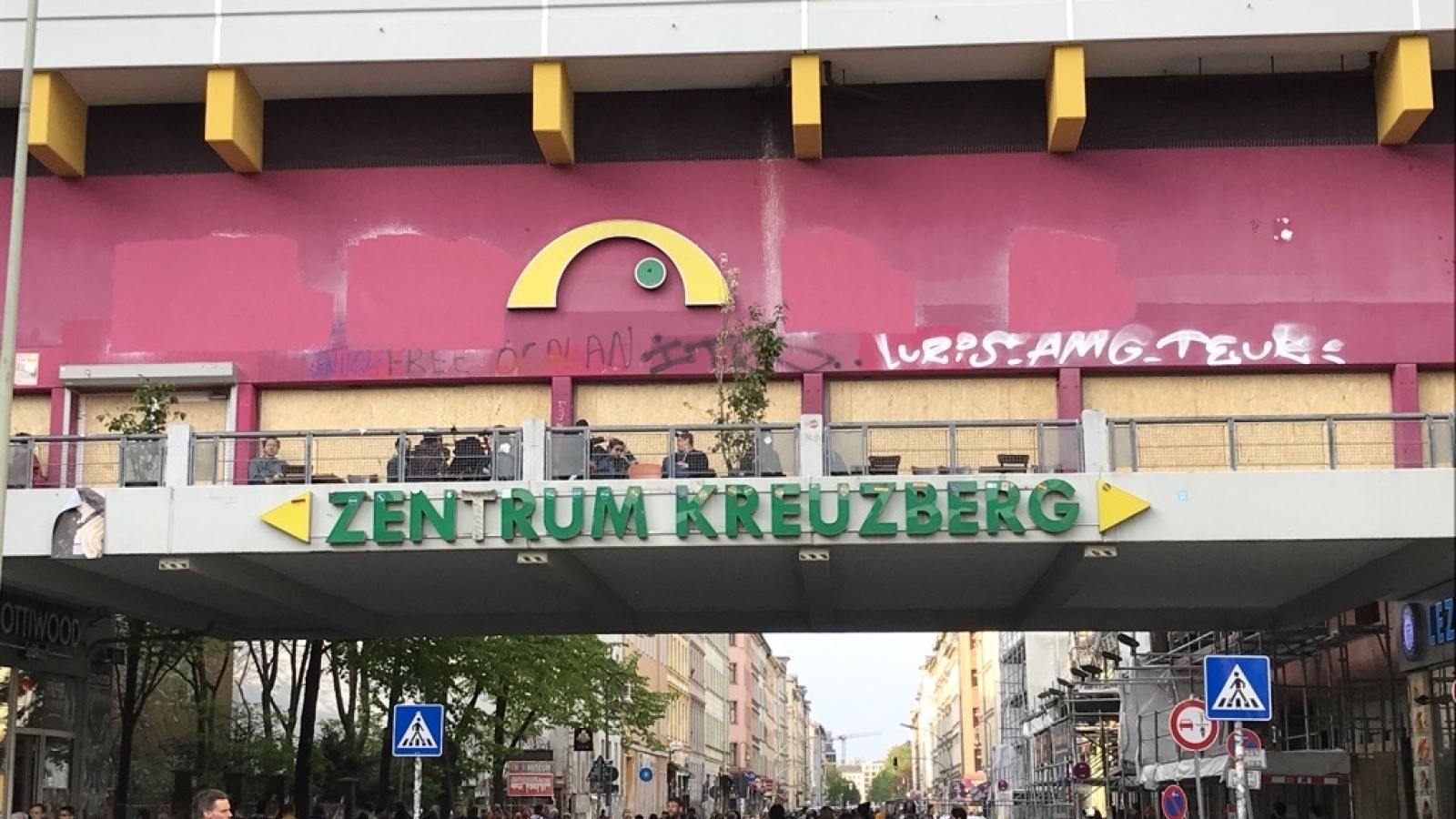 Berlin-Kreuzberg: Kotti-Wache eröffnet - Polizeischutz am Morgen
