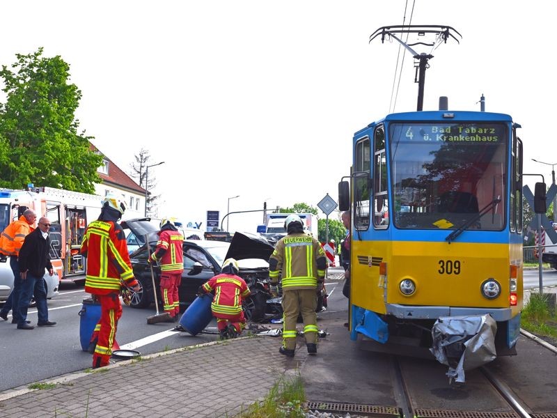 Unfall in Gotha: Straßenbahn stößt auf Kreuzung frontal mit Audi zusammen