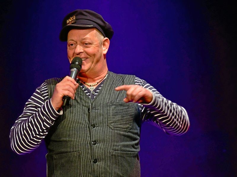 Captain Comedy auf der Kommandobrücke im Kulturspielhaus