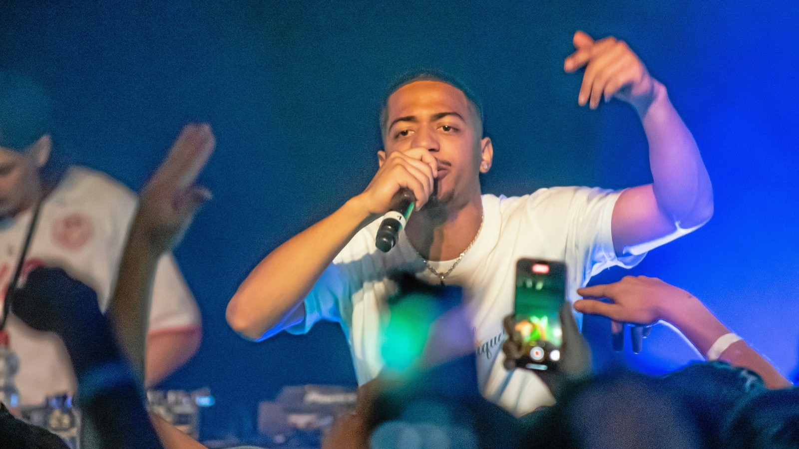 Rapper Dante YN heizt dem Wolfsburger Hallenbad ein