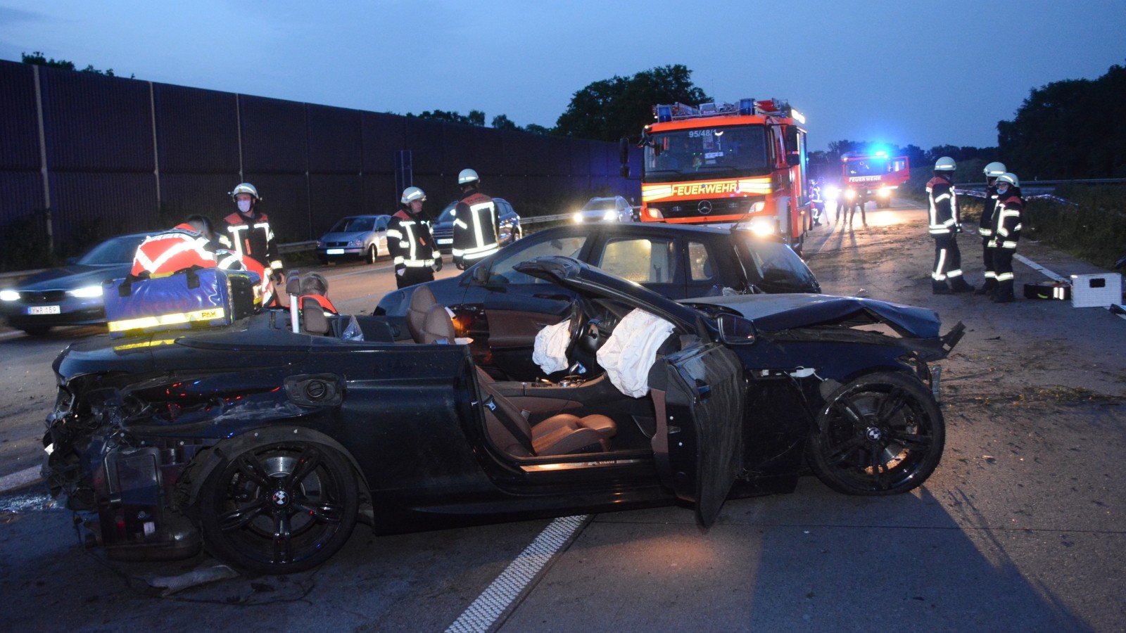 A1: Schwerer Unfall nach illegalem Autorennen: Polizei sucht Zeugen