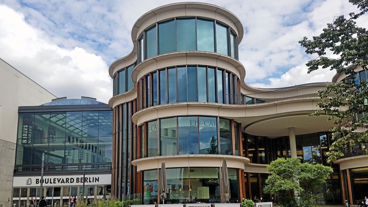 Klettern im Boulevard Berlin an der Schloßstraße in Steglitz