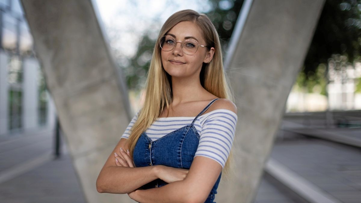 An der Theke: Sarah Milkowski erobert Dart-Szene im Sturm