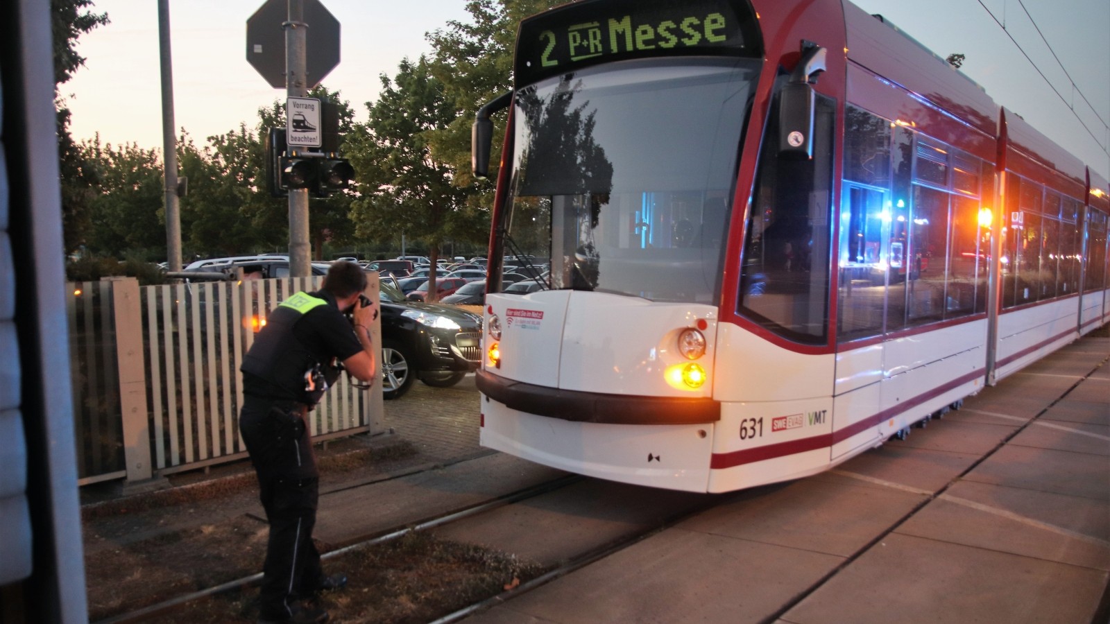 Straßenbahn kollidiert mit Auto in Erfurt: Zwei Personen verletzt