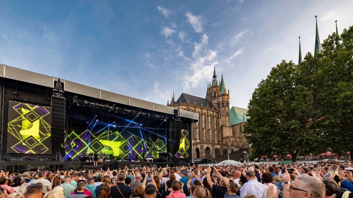 Fans feiern Roland Kaiser auf dem Erfurter Domplatz
