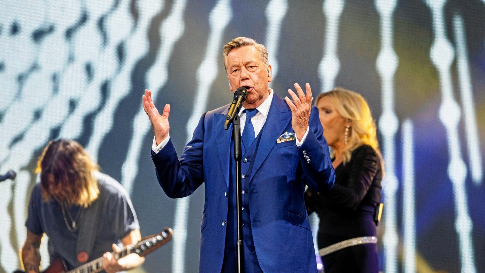 Roland Kaiser in Bestform auf dem Erfurter Domplatz