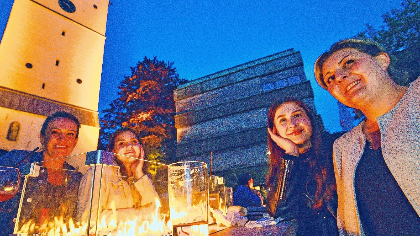 Abendmarkt in Menden: Freitag Treffen unter dem Vincenz-Turm