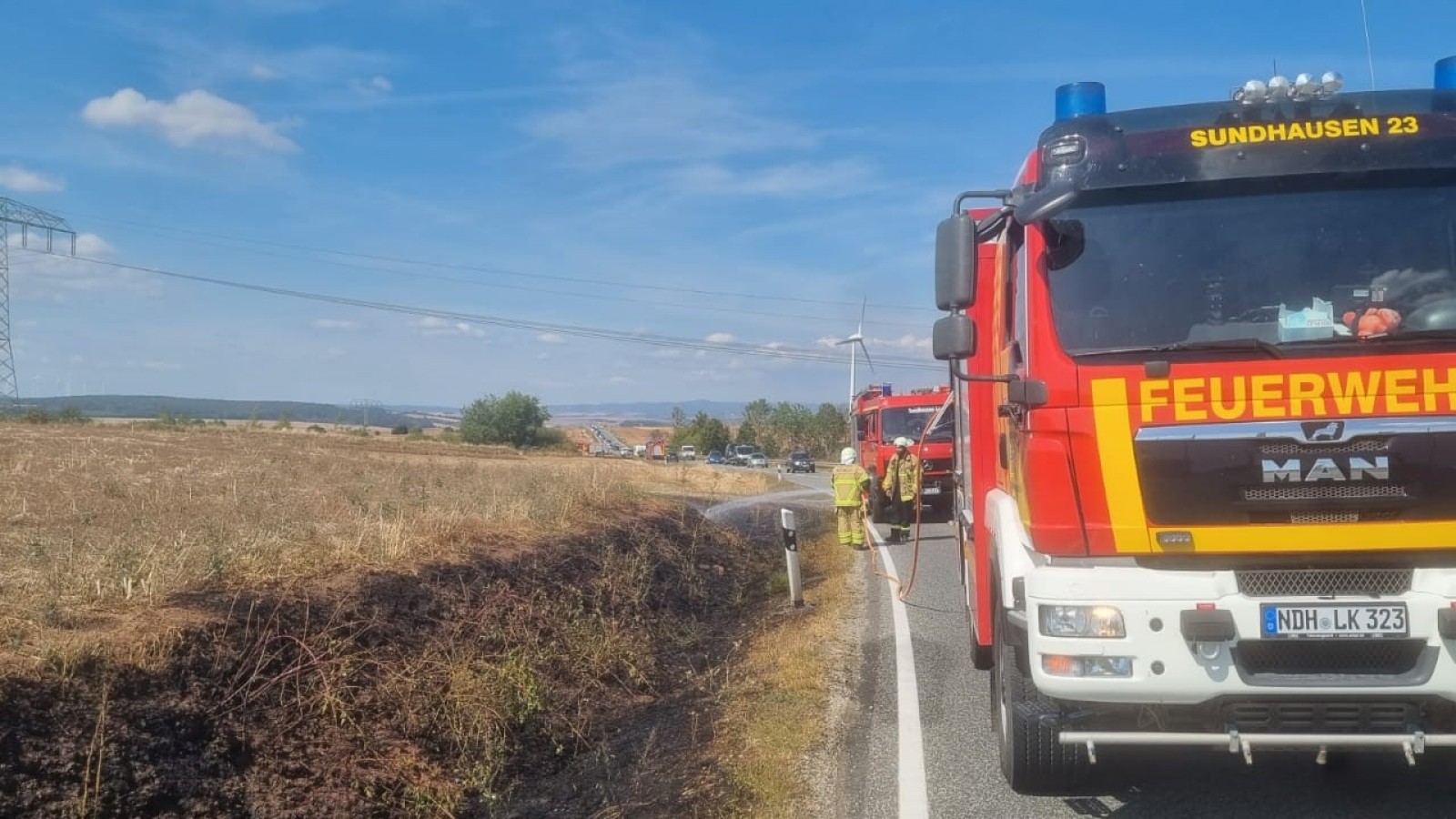 Brennendes Feld direkt neben der Straße behindert Verkehr auf B4