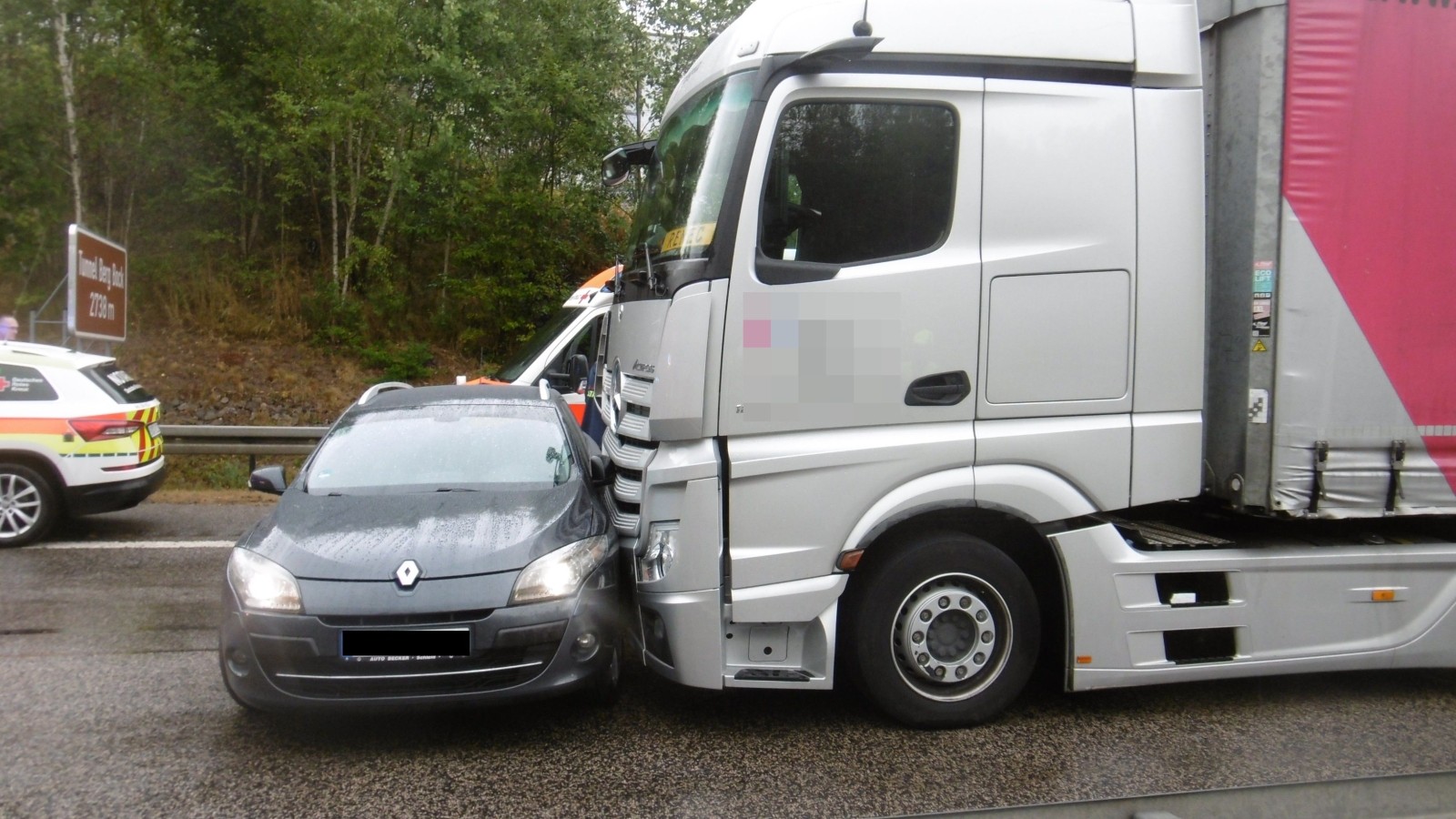Lkw schiebt Auto rund 50 Meter vor sich her