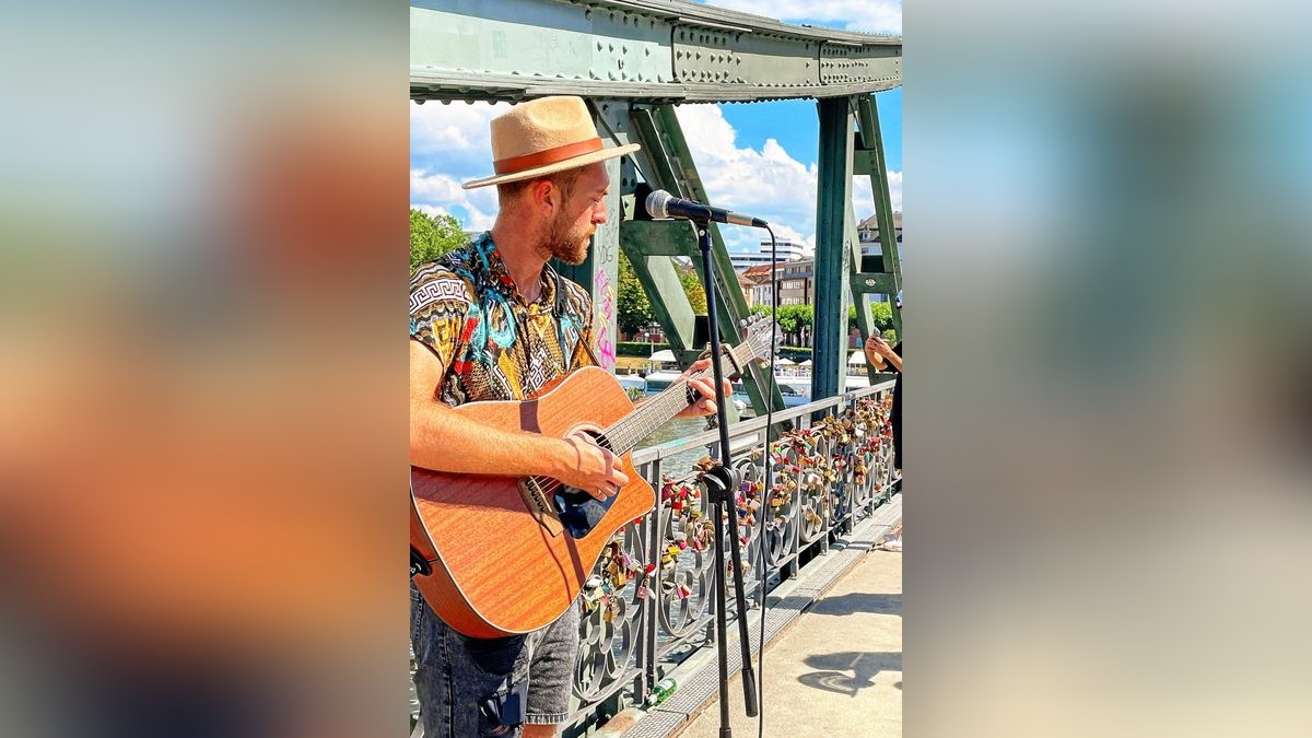 Mühlhäuser Musiker Alexander Austen steht mit Johannes Oerding auf ...