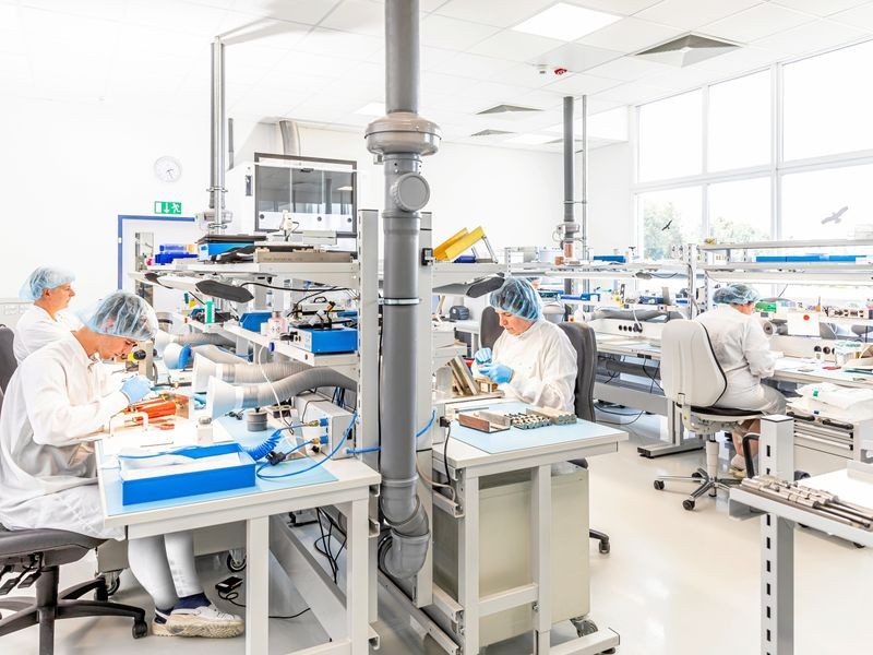 PI Ceramic in Lederhose: Zum 30. gibt es ein neues Gebäude