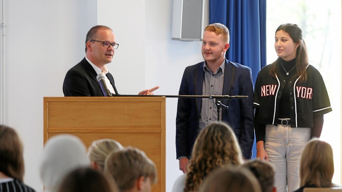 Minister Tonne lobt Schüler der Wolfsburger Eichendorffschule