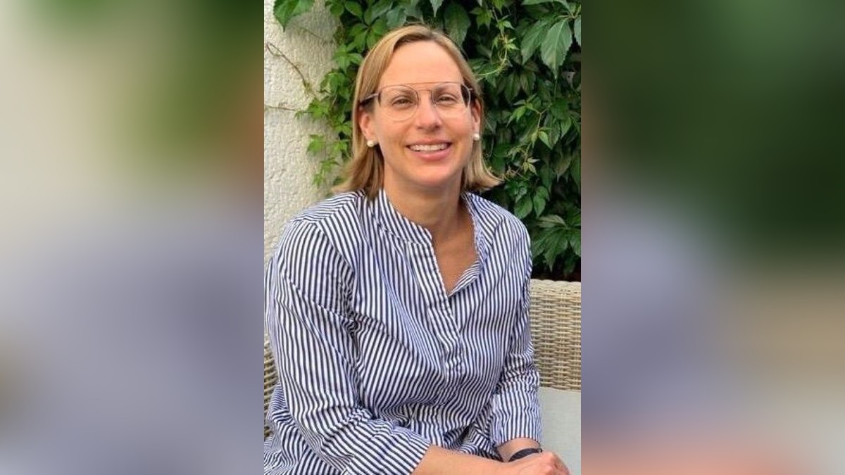 Zahnärzte erklären Kindern, wie sie Zähne richtig putzen