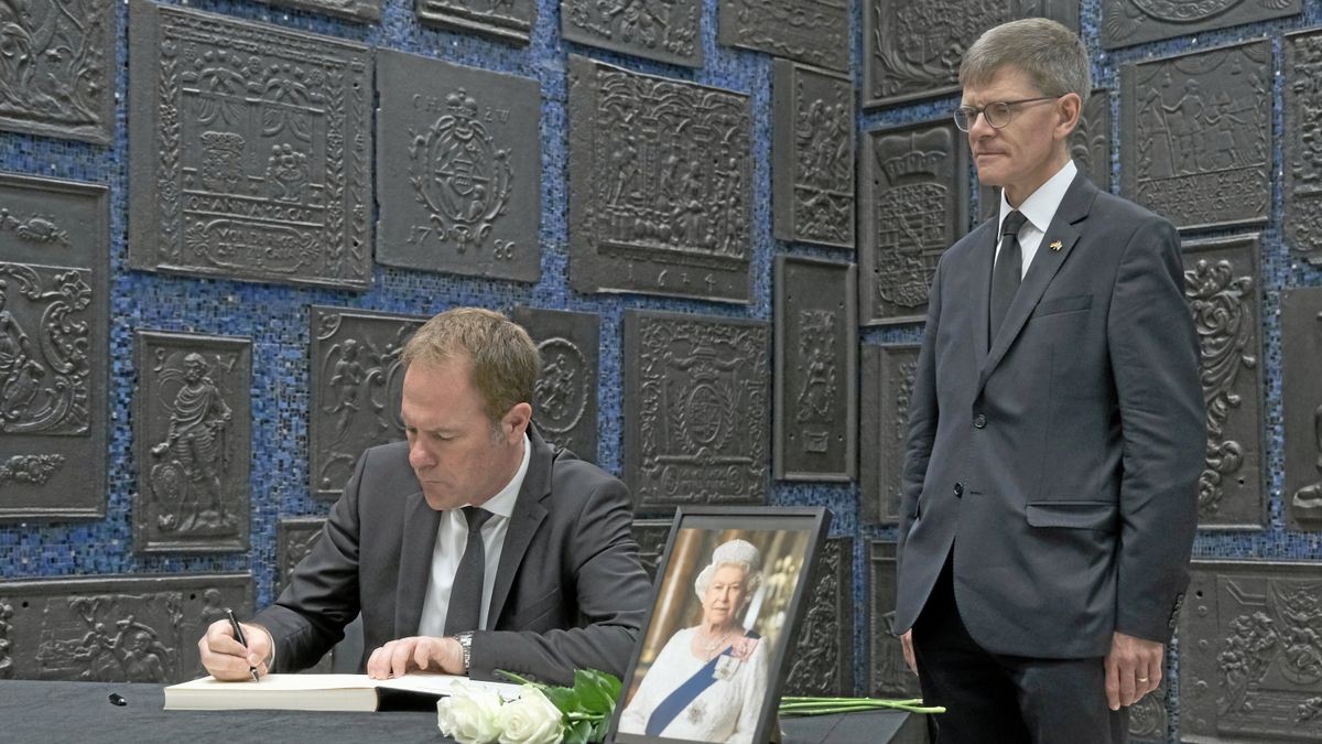 Viele Düsseldorfer nehmen am Tod der Queen Anteil