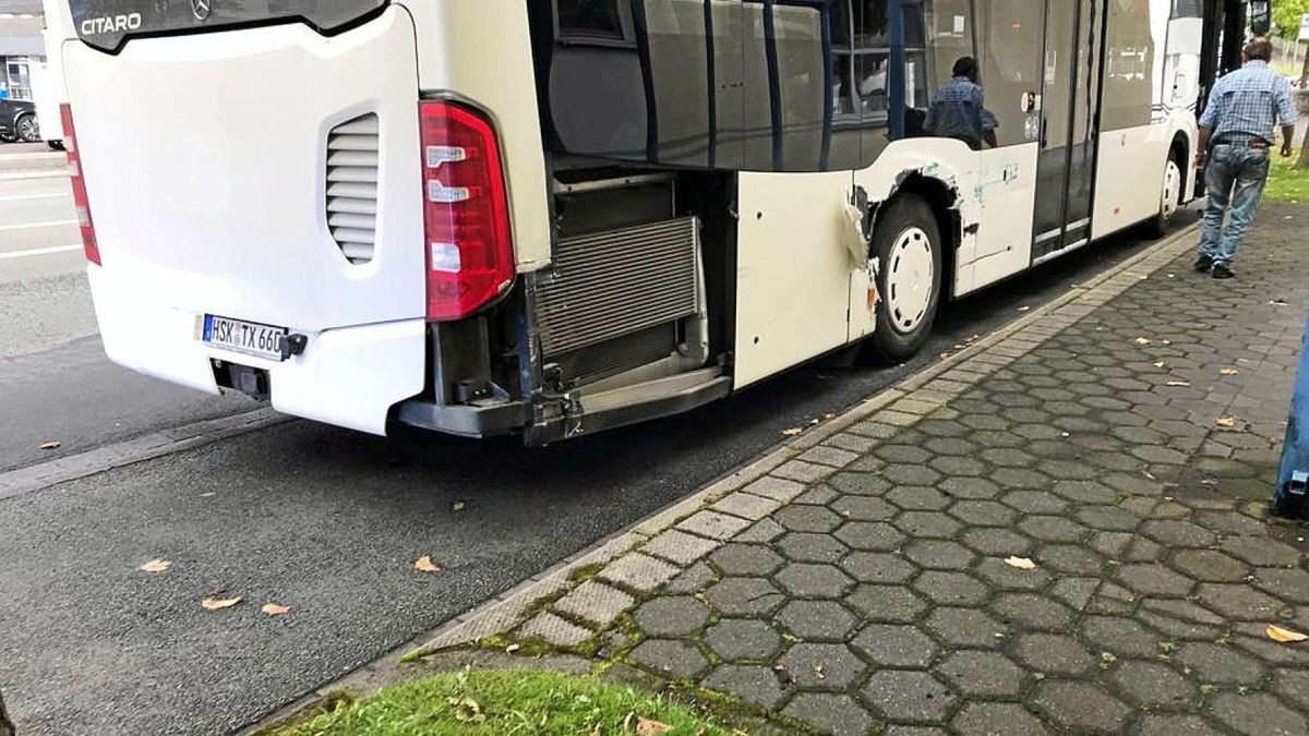 Unfall: Lkw kollidiert mit Schulbus auf Kreuzung in Meschede