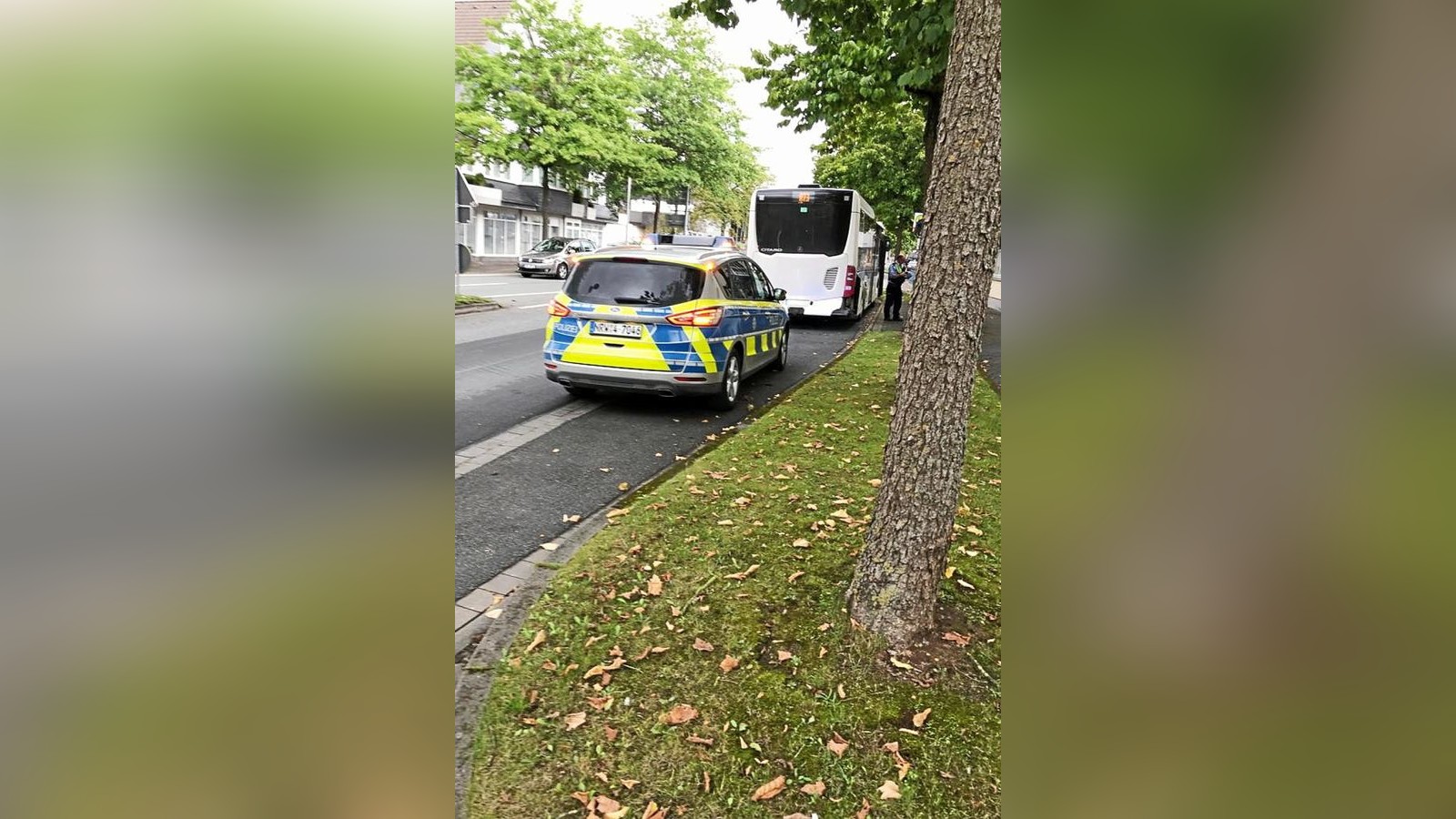 Unfall: Lkw kollidiert mit Schulbus auf Kreuzung in Meschede