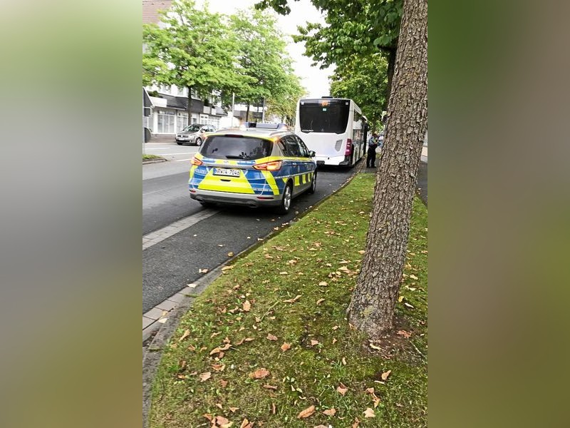 Unfall: Lkw kollidiert mit Schulbus auf Kreuzung in Meschede