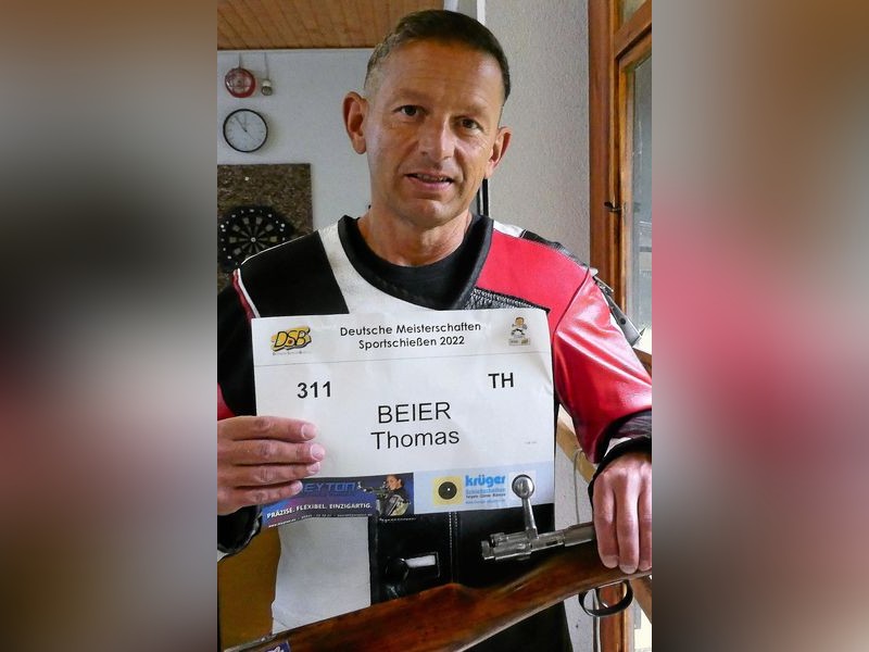 Thomas Beier setzt sich wieder die Krone auf