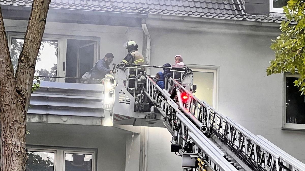 Essen: Säugling mit Drehleiter aus brennendem Haus gerettet