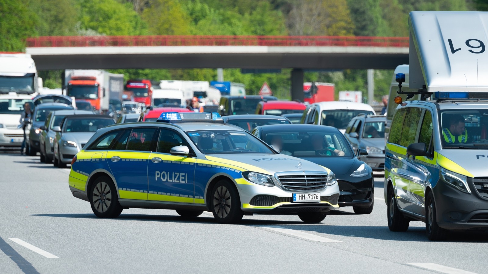 Unfall A7: Lkw kippt hinter Elbtunnel auf die Seite – Vollsperrung!