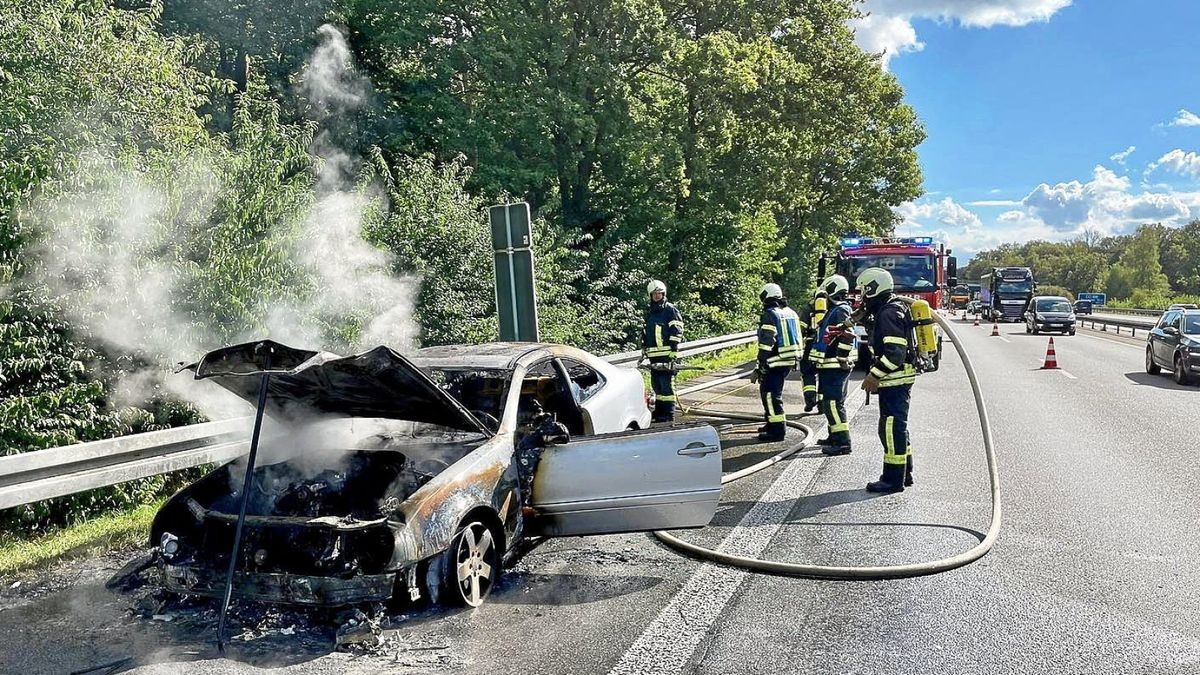 Emmerich: Feuerwehr löschte ein brennendes Auto auf der A3