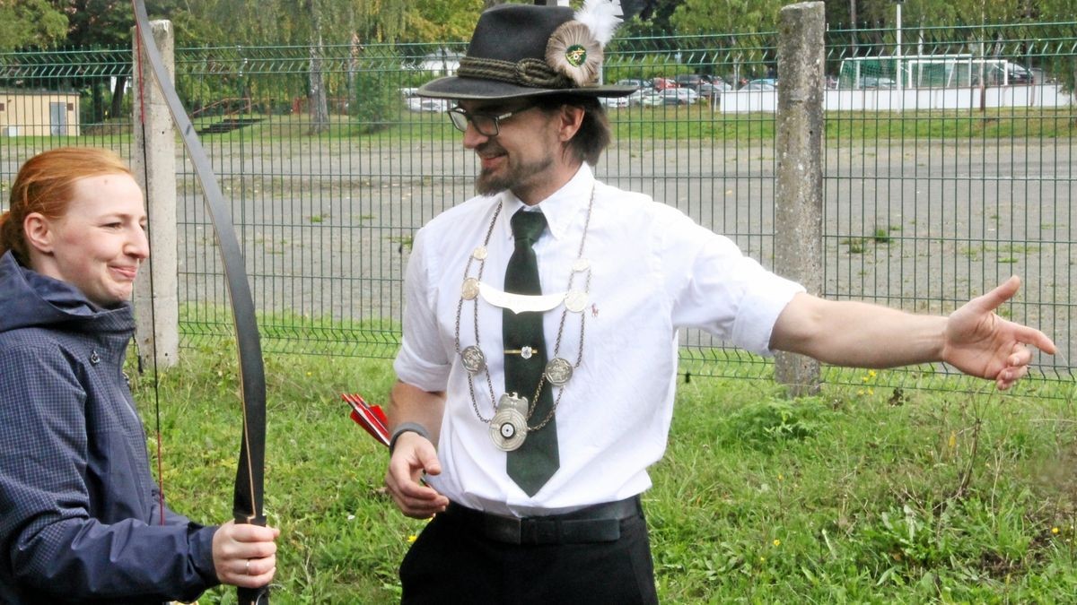 Zulauf mit Pfeil und Bogen in Tambacher Schützencompagnie