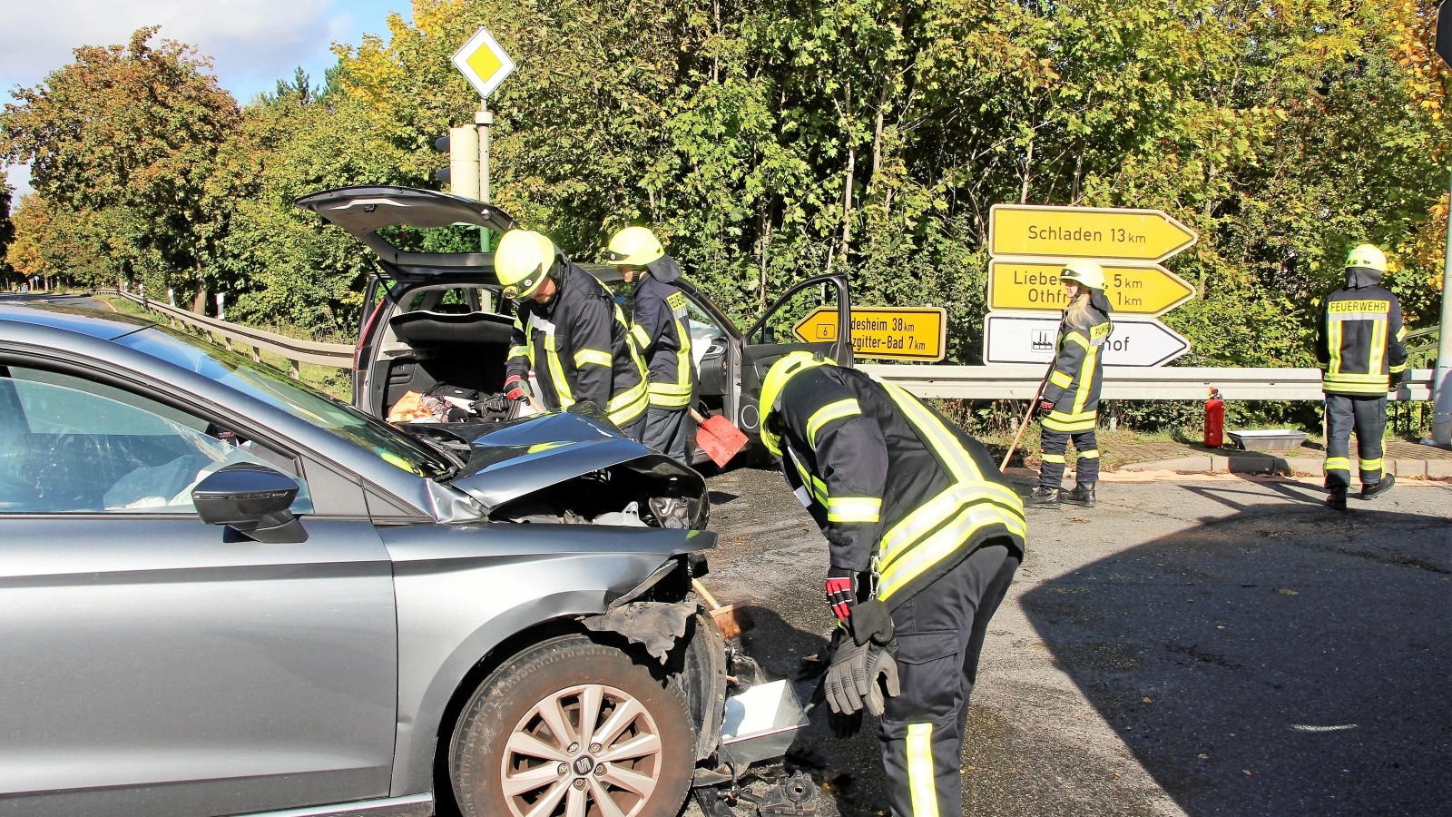 Unfall auf Kreuzung bei B6 fordert vier Verletzte