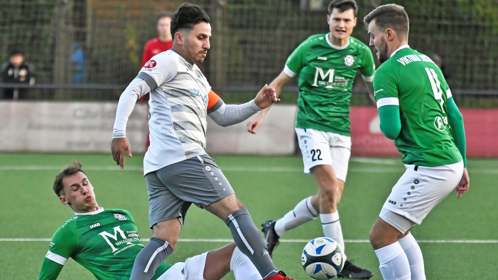 Punkte und Platzverweise im Duisburger Derby geteilt