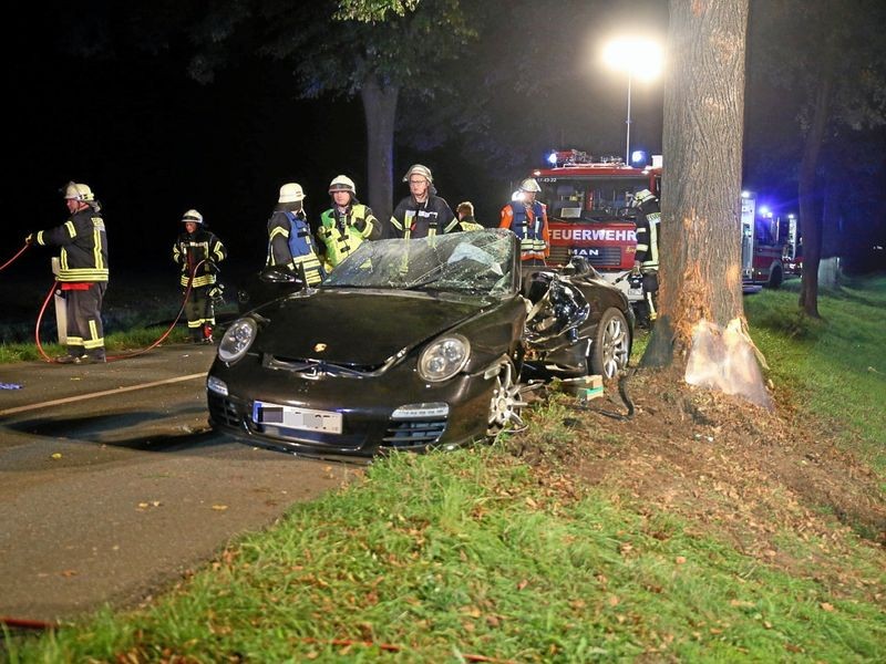 Schwerer Unfall nördlich von Wolfsburg: Auto kracht gegen Baum