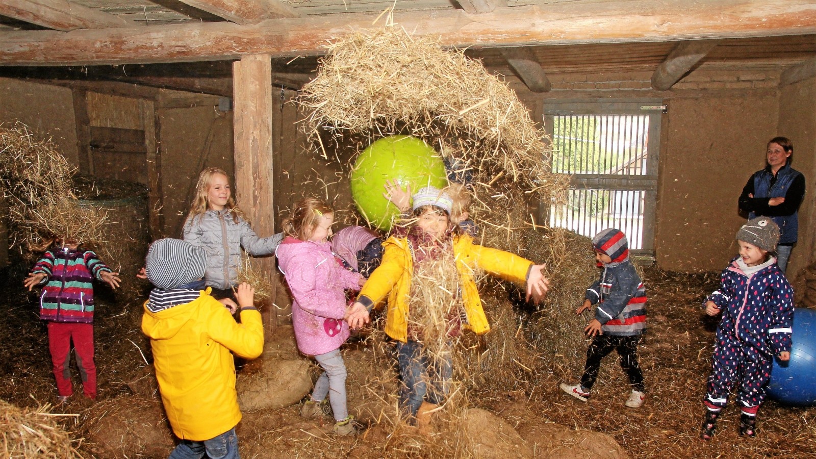 Toben und spielen auf dem Heuboden in Heißum