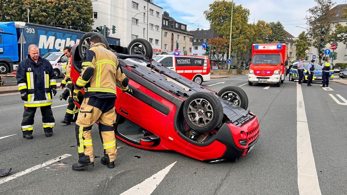 Auto landet bei schwerem Unfall in Essen auf dem Dach