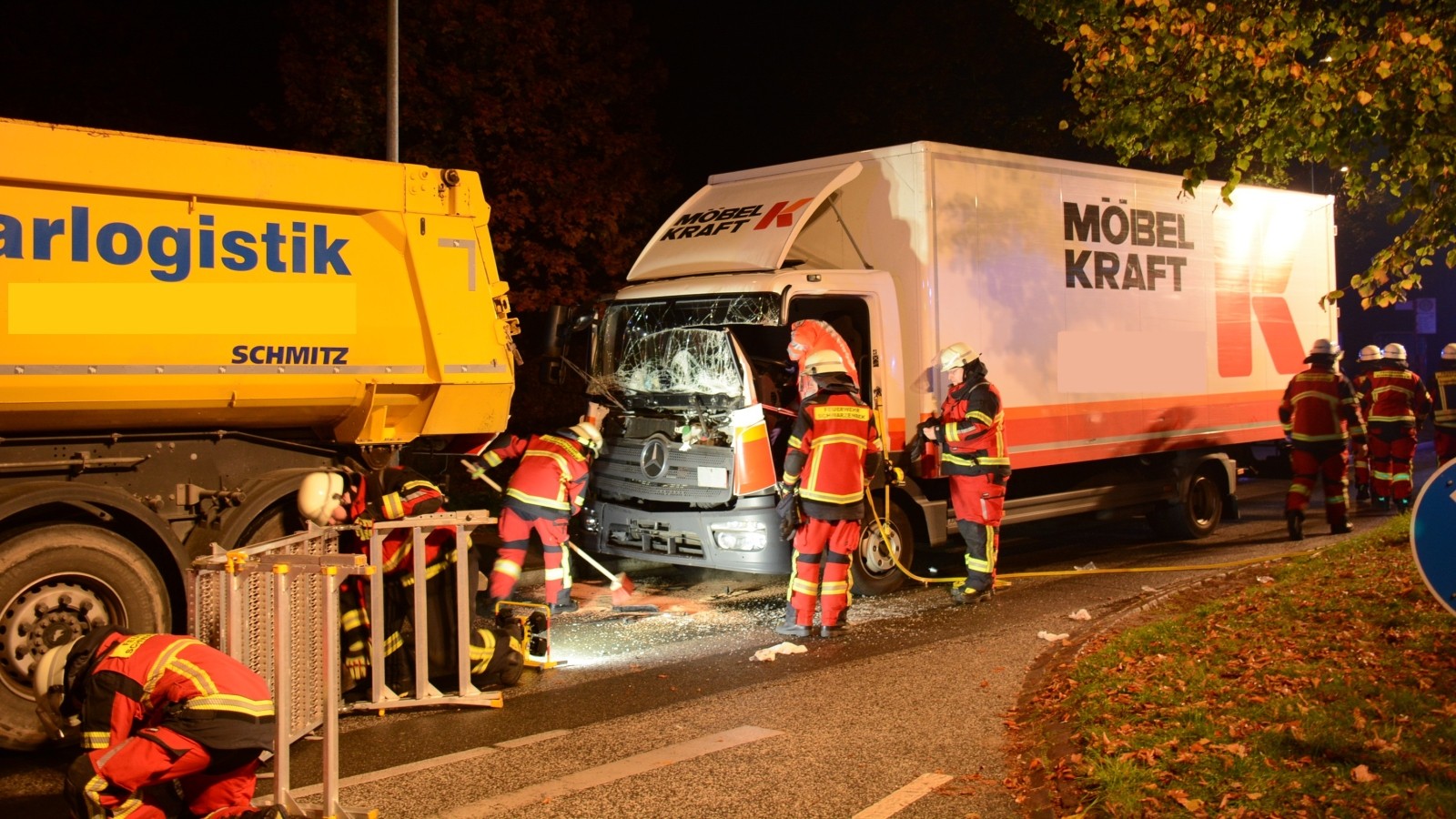 Schwarzenbek: Lkw fährt auf Lkw - Fahrer eingeklemmt und schwer verletzt
