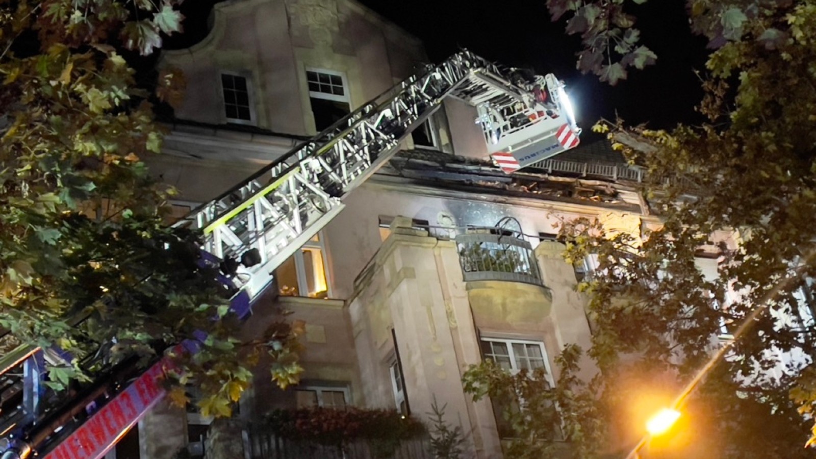 Balkonbrand in Erfurt - Feuerwehr mit sechs Einsatzfahrzeugen vor Ort