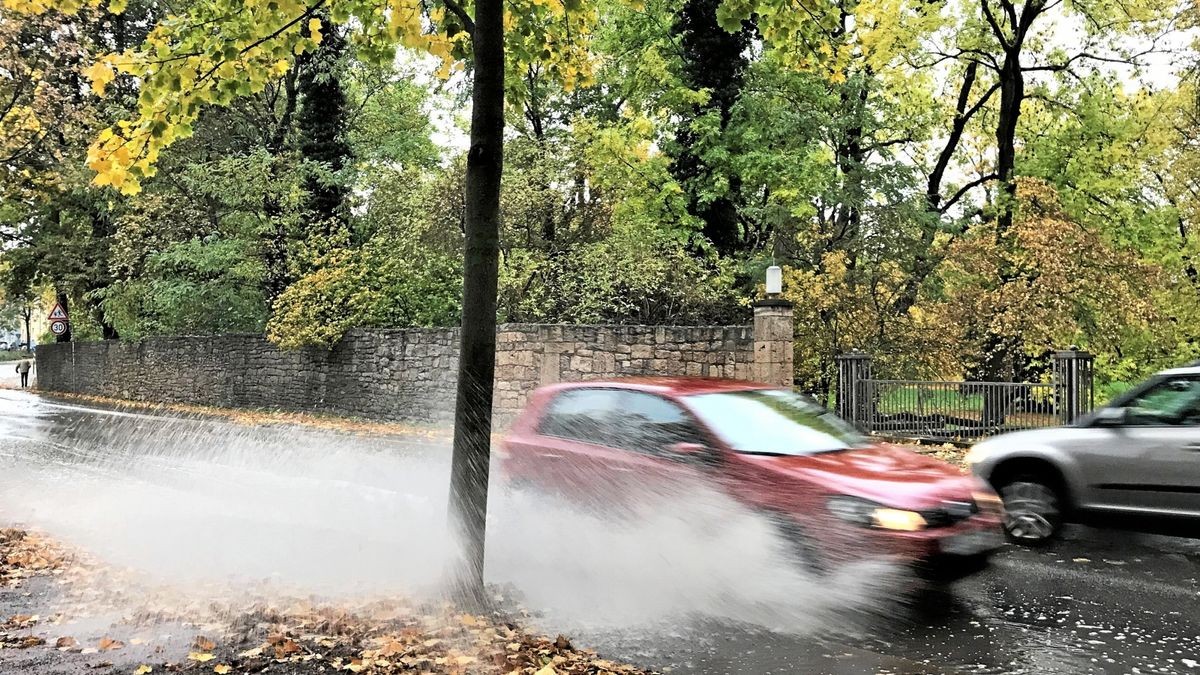 Regen sorgt in Weimar für kleinen See am Weimarhallenpark