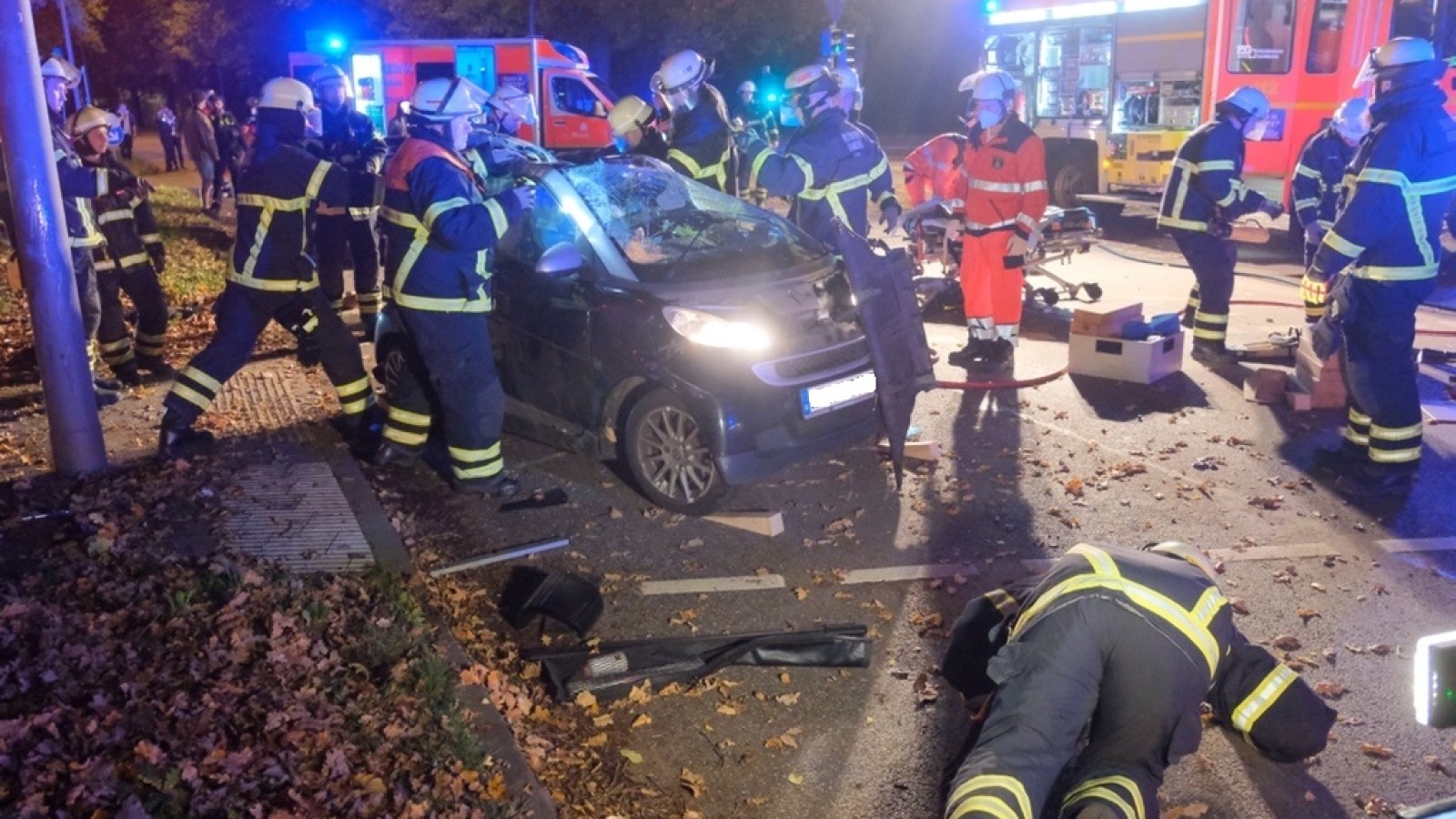 Polizei Hamburg: Illegales Rennen? Smart überschlägt sich – Lebensgefahr